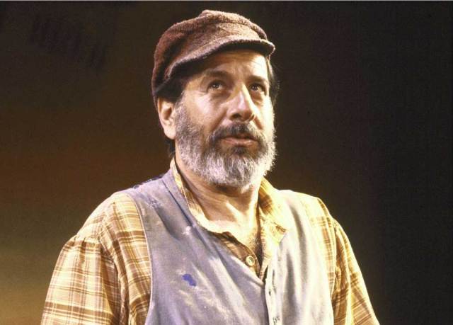 Chaim Topol — Fiddler on the Roof‘s Longest-Running Tevye — Dies at 87 ...